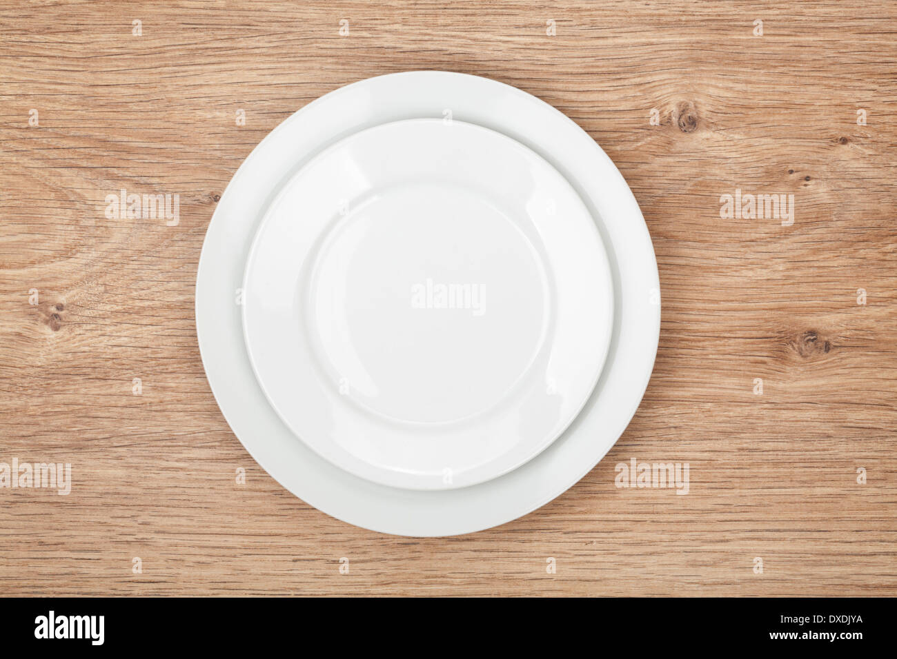 Empty plates on table hi-res stock photography and images - Alamy