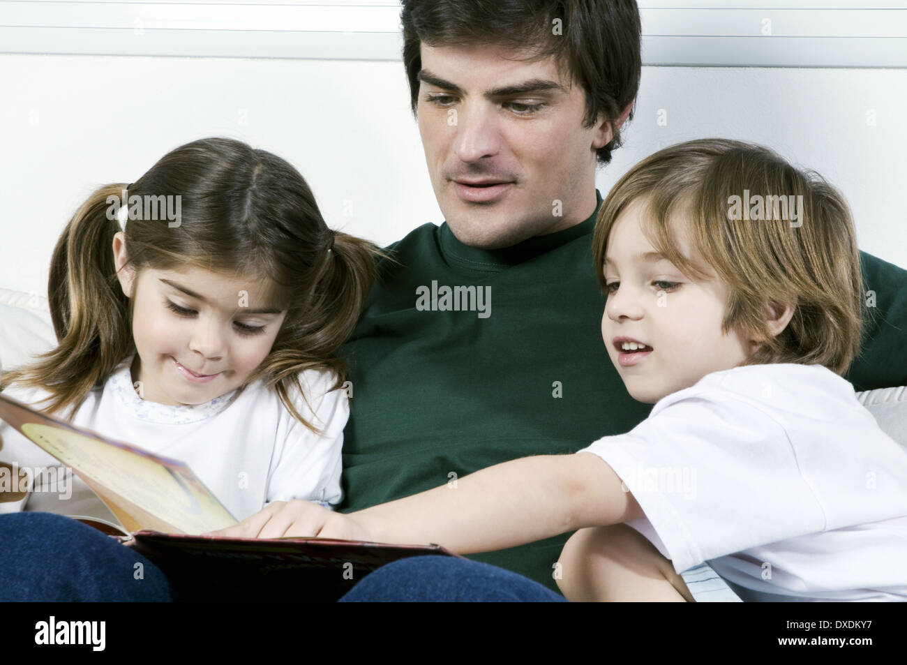 Children reading spanish book hi-res stock photography and images - Alamy