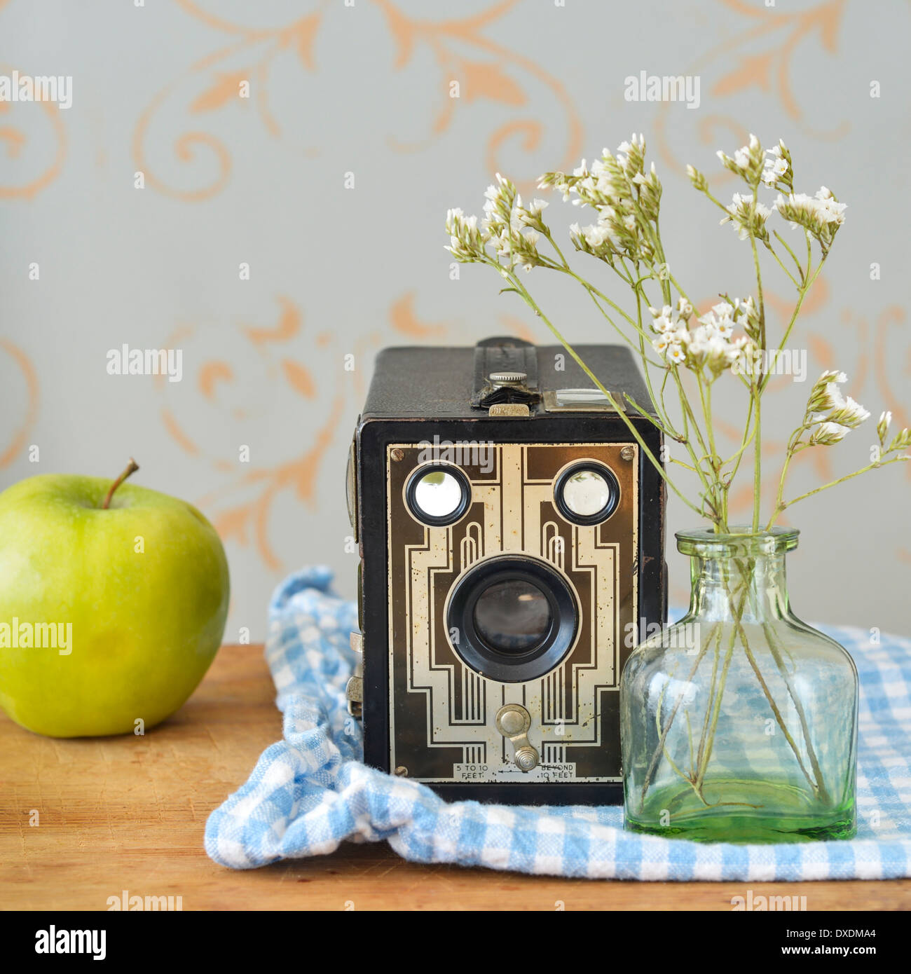 Camera flower vintage hi-res stock photography and images - Alamy