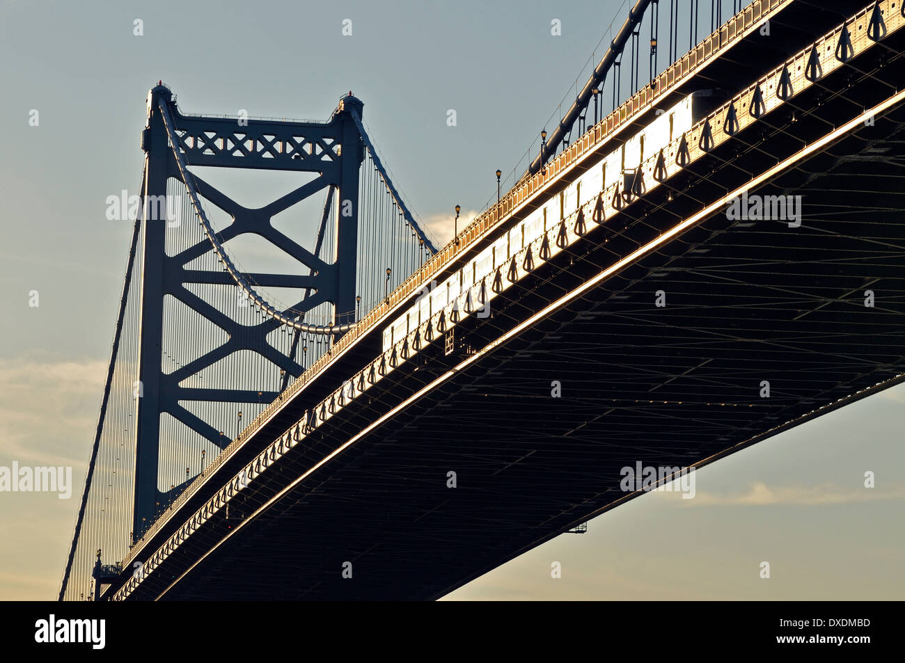 Benjamin Franklin Bridge spanning the Delaware River between ...