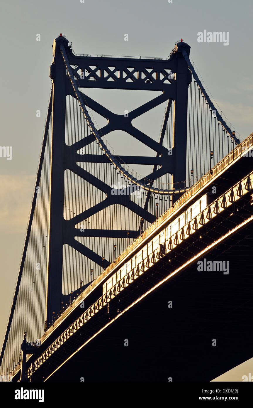 PATCO Train crossing the Benjamin Franklin Bridge over the Delaware ...