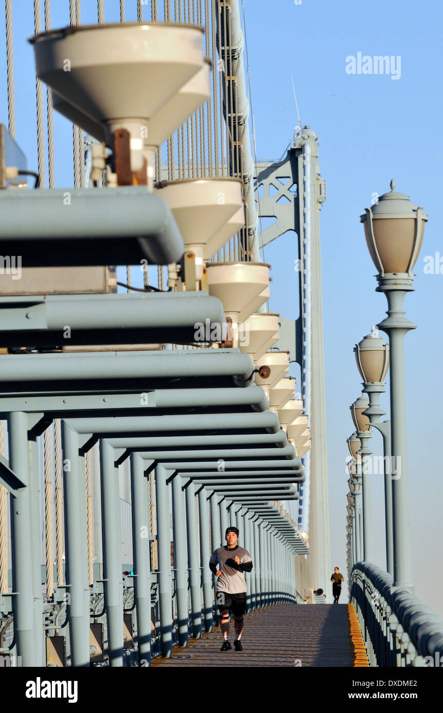Benjamin Franklin Bridge spanning the Delaware River between ...