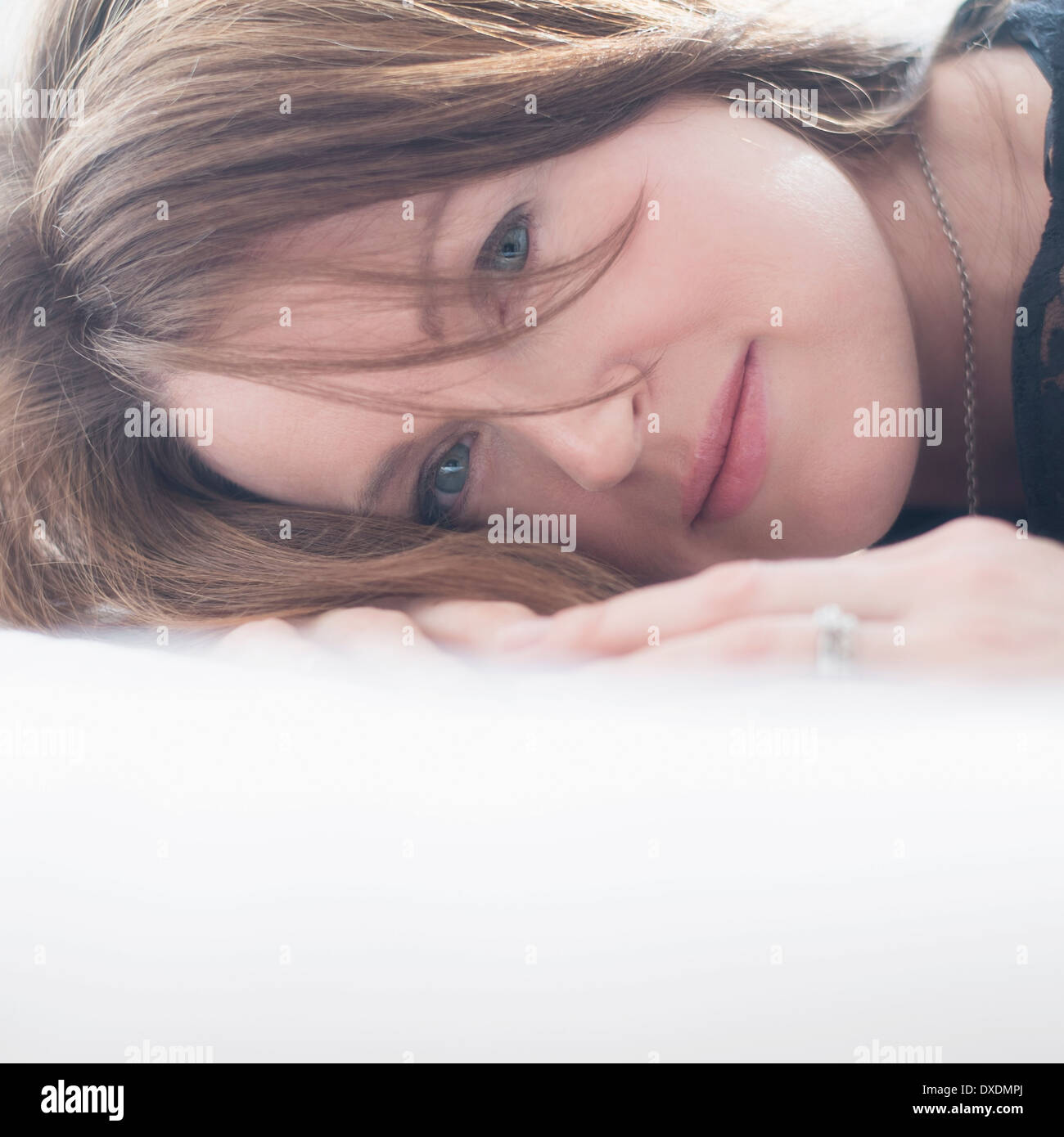 Woman lying down looking up hi-res stock photography and images - Alamy