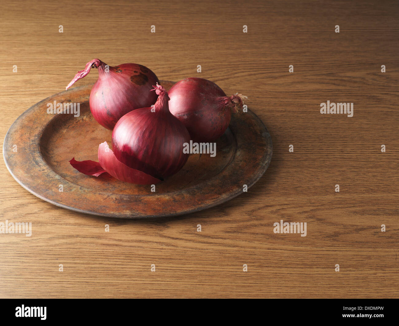 Still life plate onions hi-res stock photography and images - Alamy