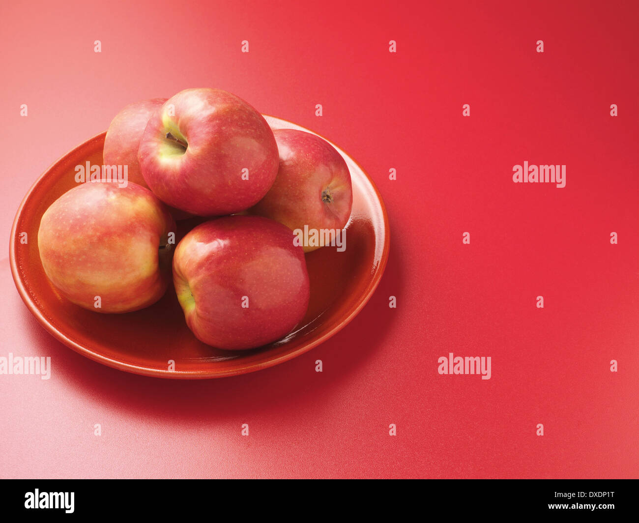 Red apples on plate hi-res stock photography and images - Alamy