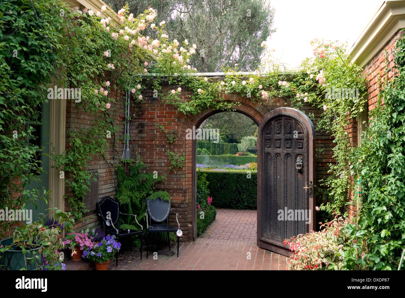 Garden entrance gate ivy hi-res stock photography and images - Alamy