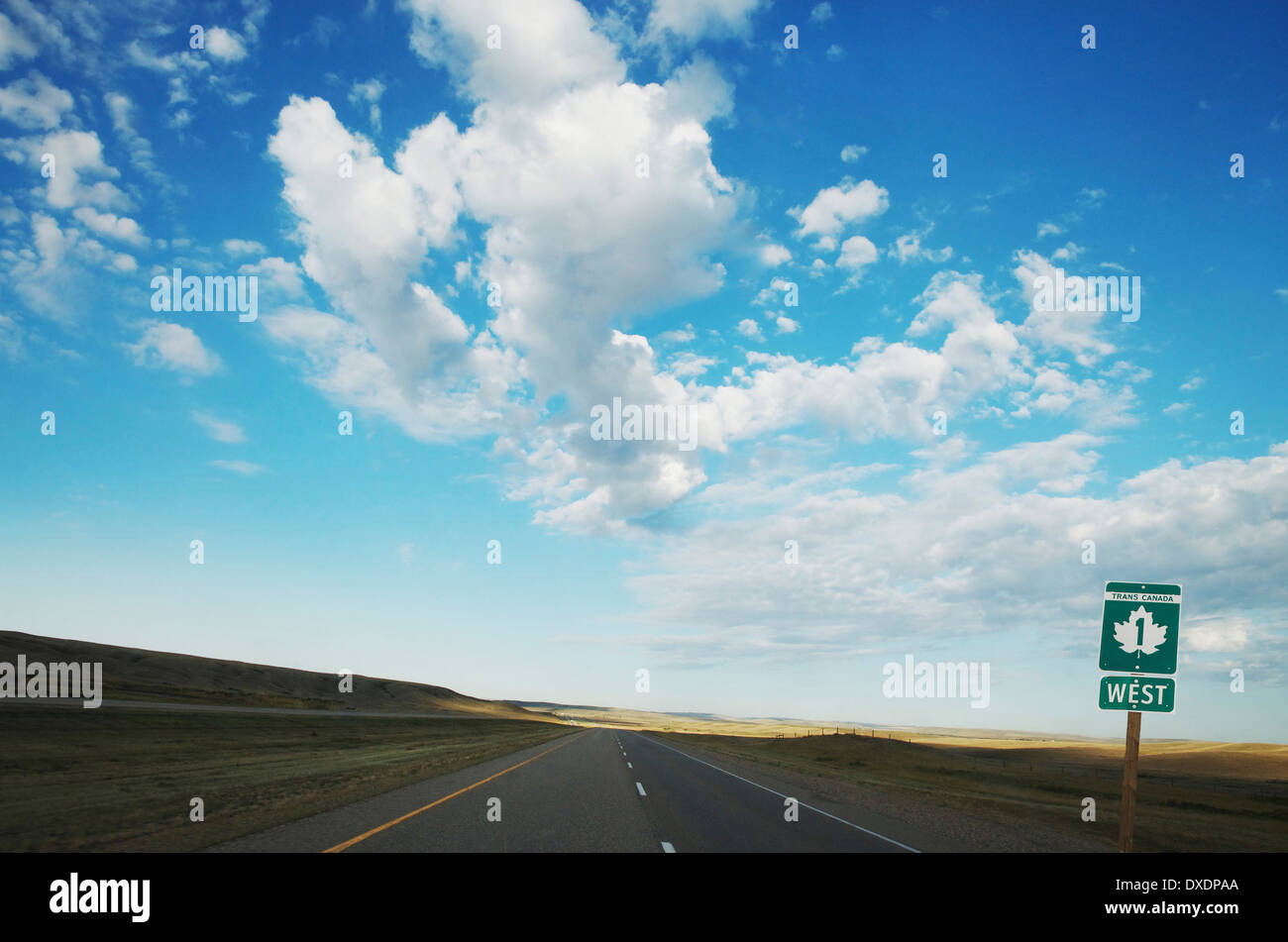 Two lane divided highway hi-res stock photography and images - Alamy