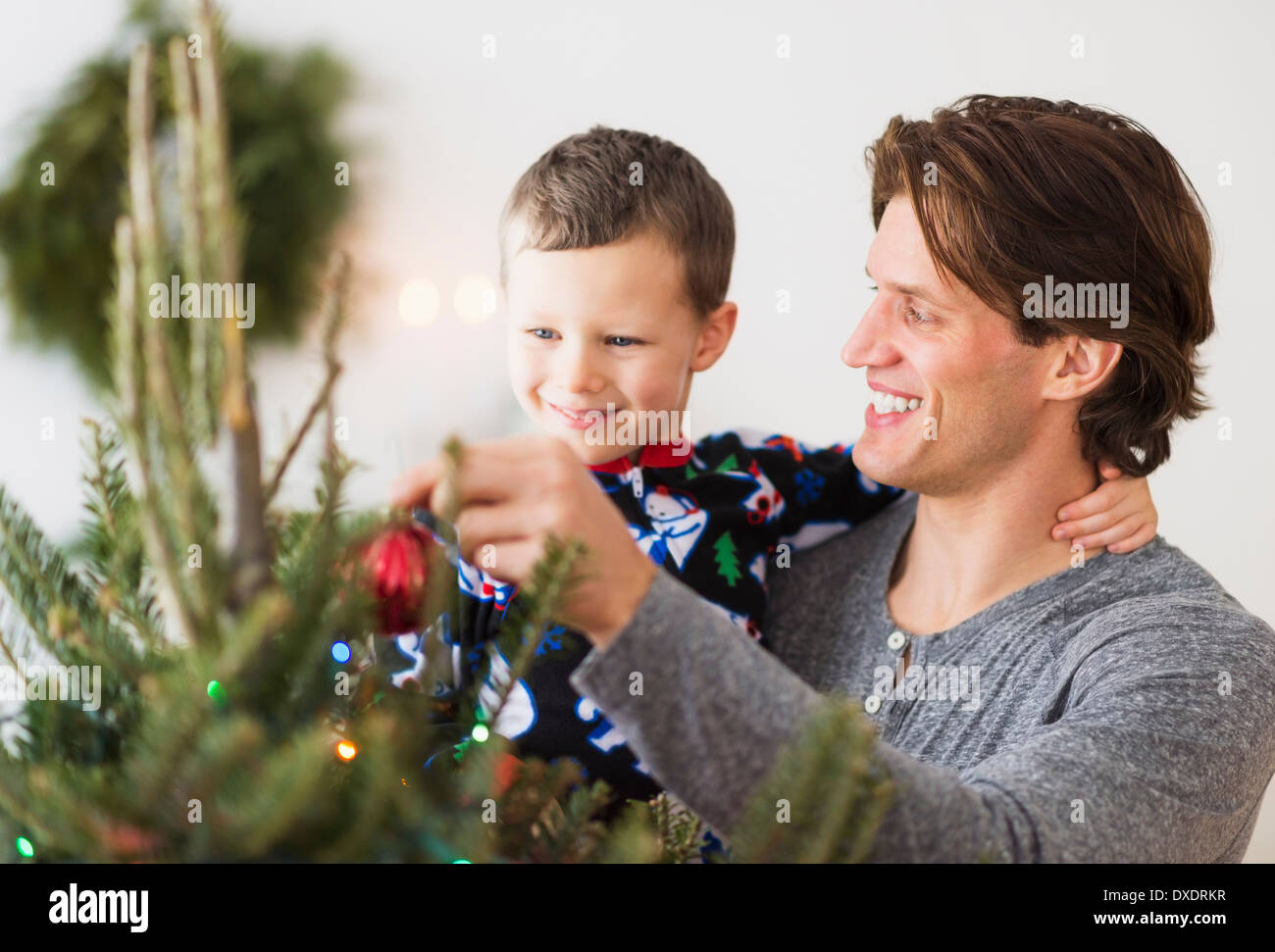 Dad and kids christmas tree hi-res stock photography and images - Alamy