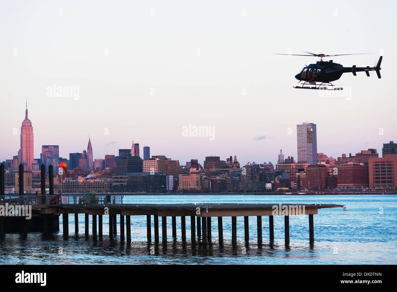 Helicopter flying over city hi-res stock photography and images - Alamy