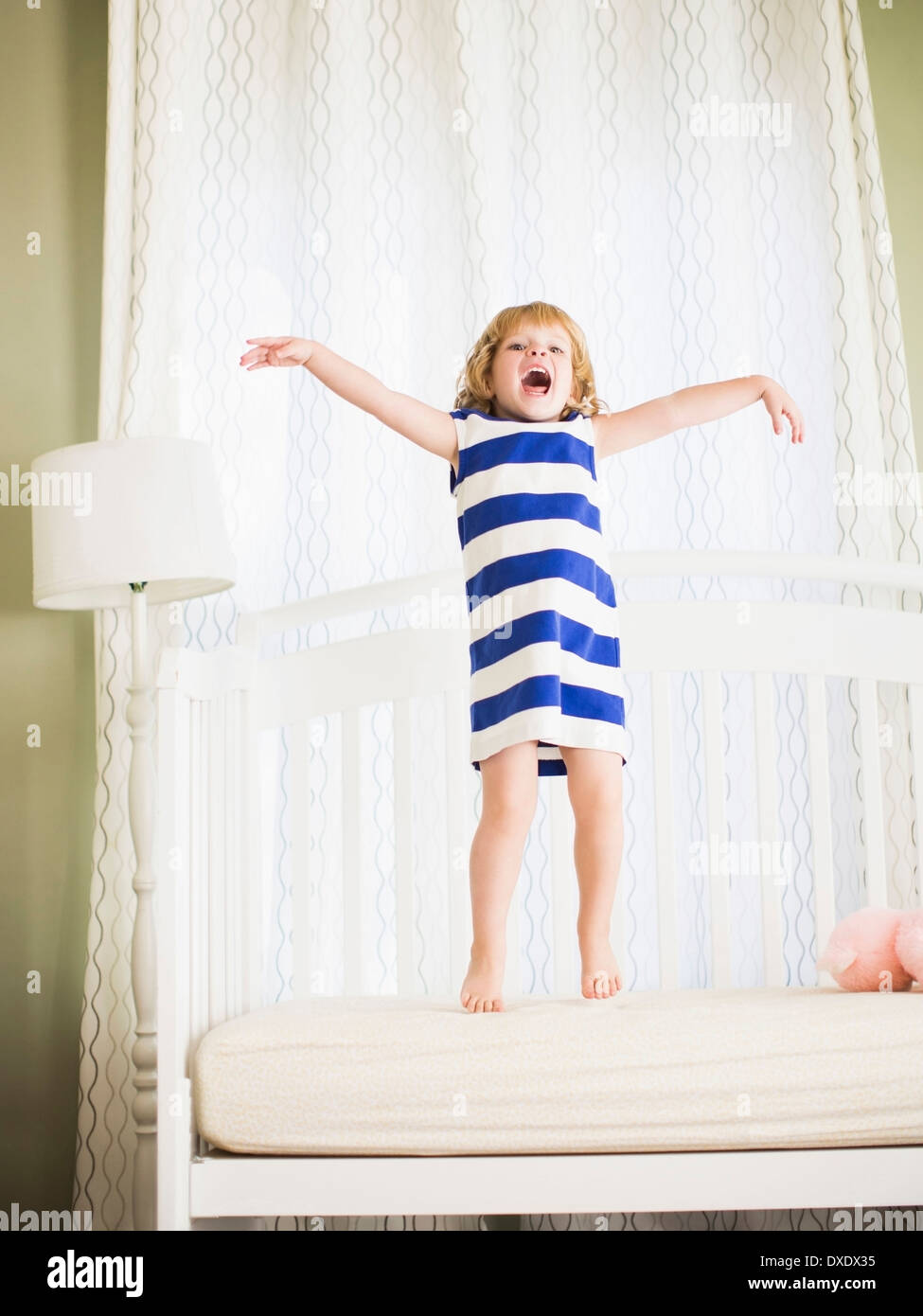 Jumping 5 year old girl hi-res stock photography and images - Alamy