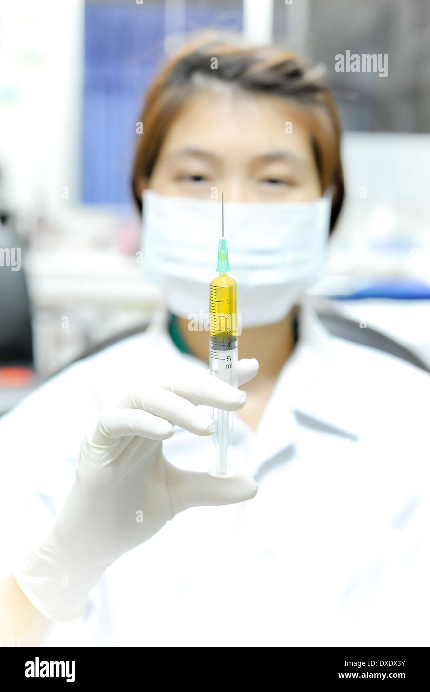 Medical worker using syringe hi-res stock photography and images - Alamy