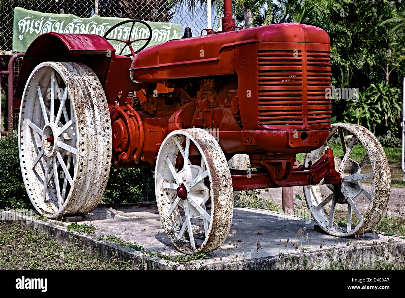 Vintage red farm tractor Stock Photo - Alamy