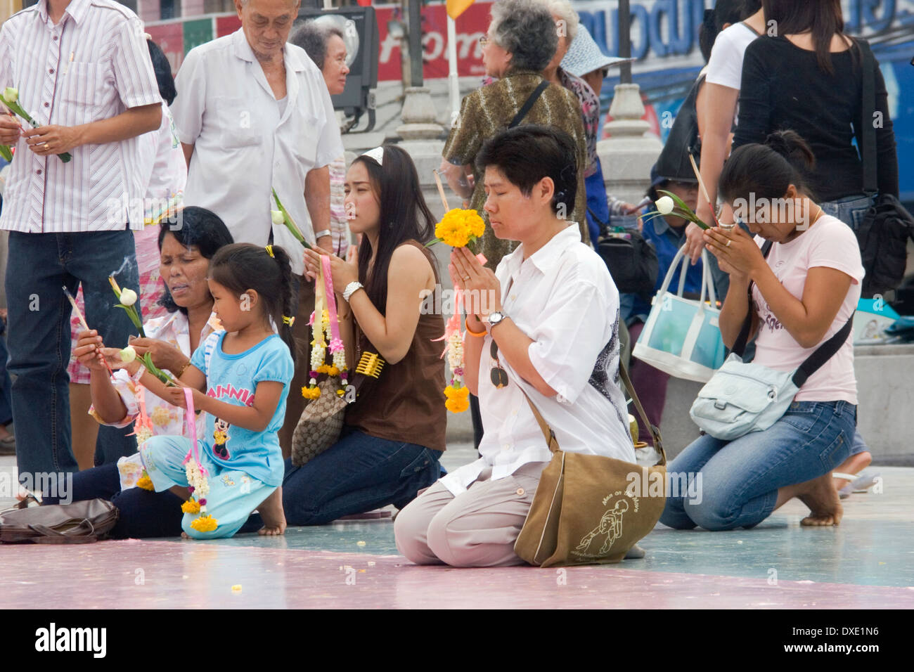 Women kneeling hi-res stock photography and images - Alamy