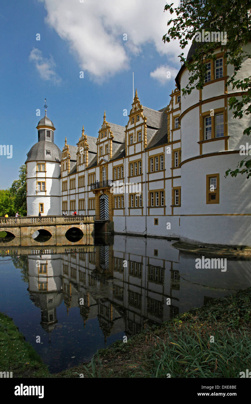 Stone bridge castle hi-res stock photography and images - Alamy