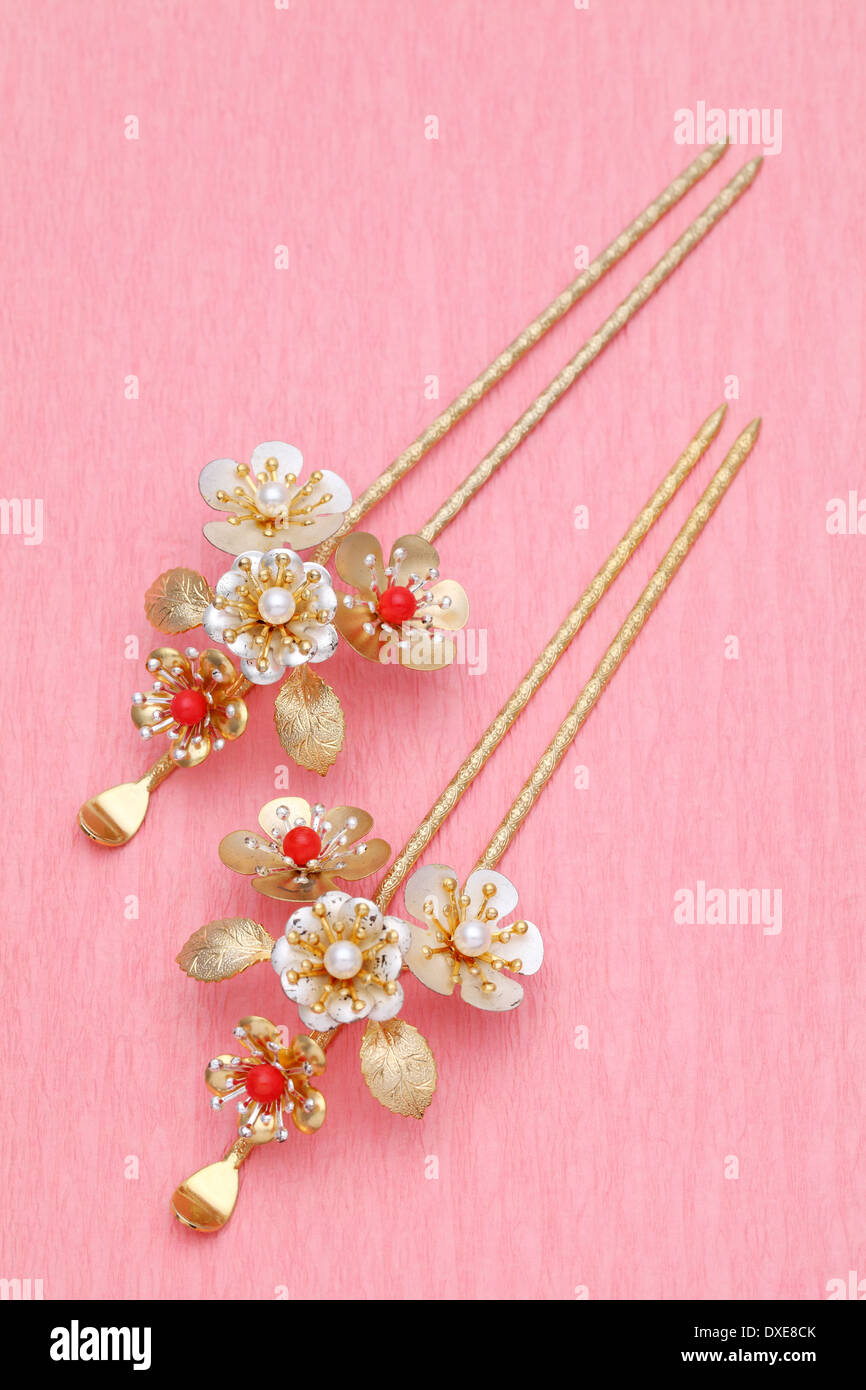 Gold hair pin hi-res stock photography and images - Alamy