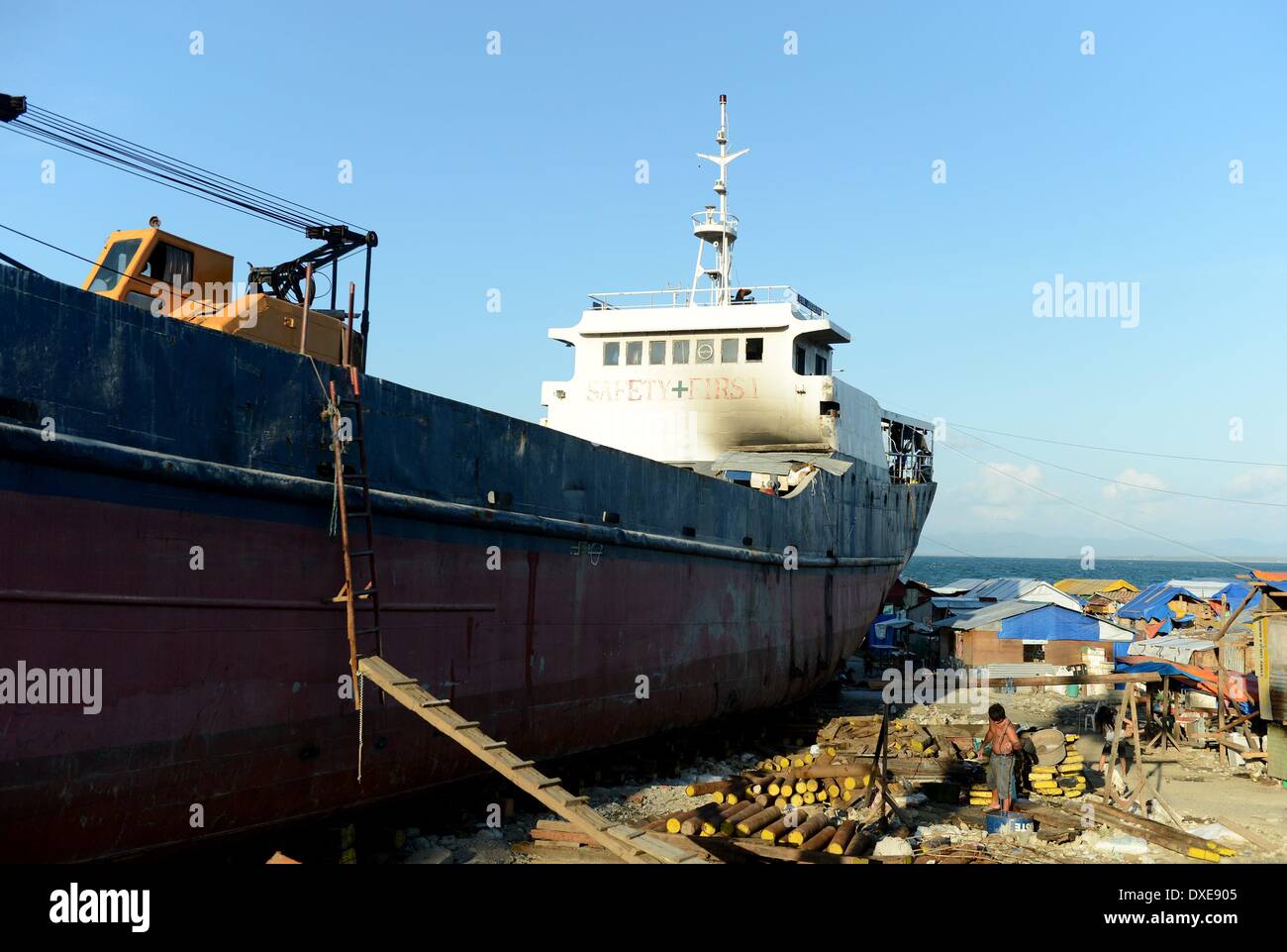 Typhoon haiyan tacloban ship hi-res stock photography and images - Alamy