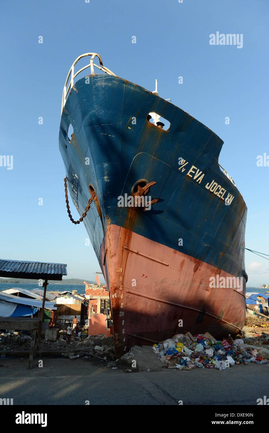 Typhoon haiyan tacloban ship hi-res stock photography and images - Alamy