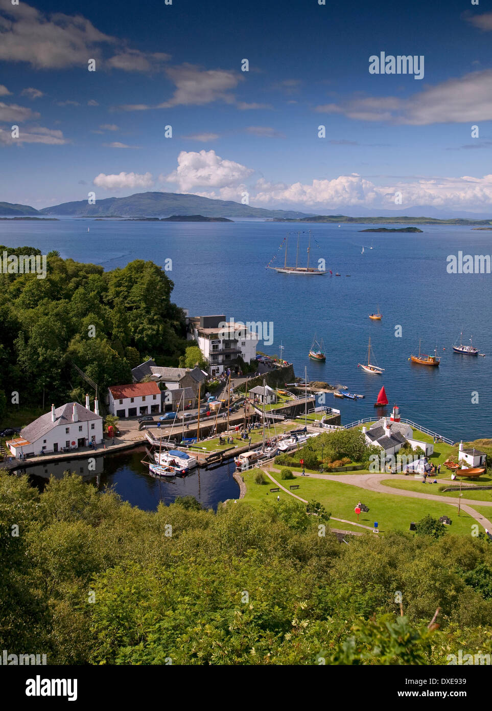 Crinan harbour hi-res stock photography and images - Alamy