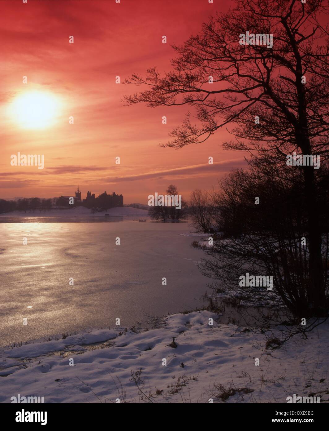 Linlithgow loch frozen hi-res stock photography and images - Alamy
