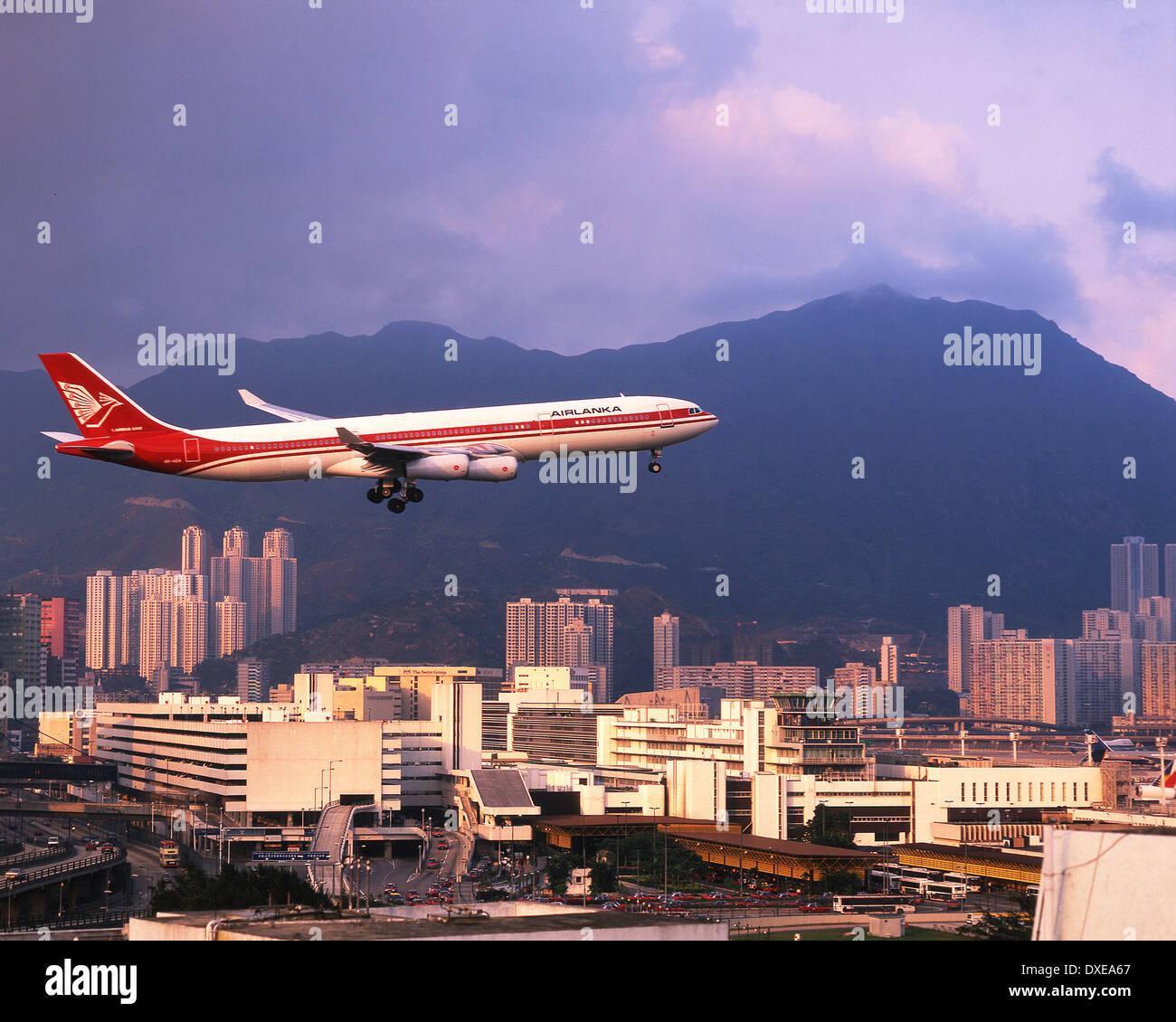 Air lanka a340 approaching kai tak hi-res stock photography and images ...
