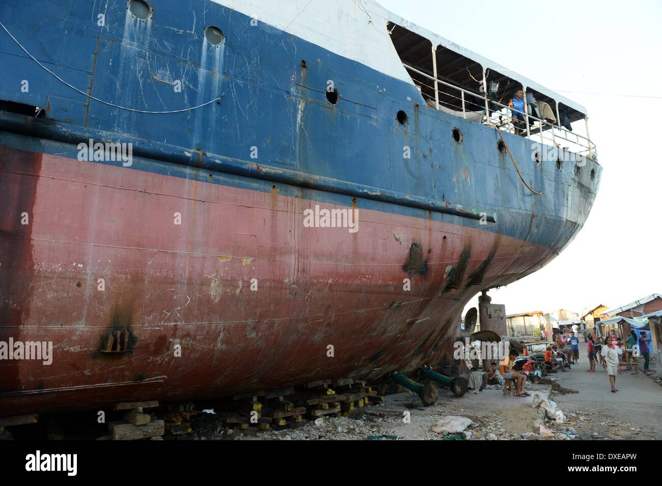 Typhoon haiyan tacloban ship hi-res stock photography and images - Alamy