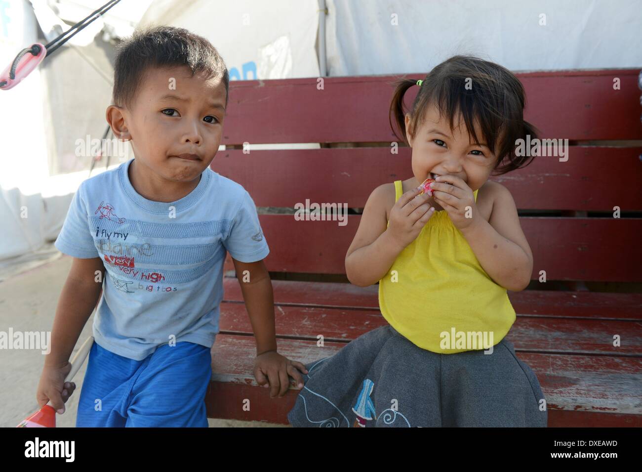 Kids play between destroyed houses after the super typhoon Haiyan in ...