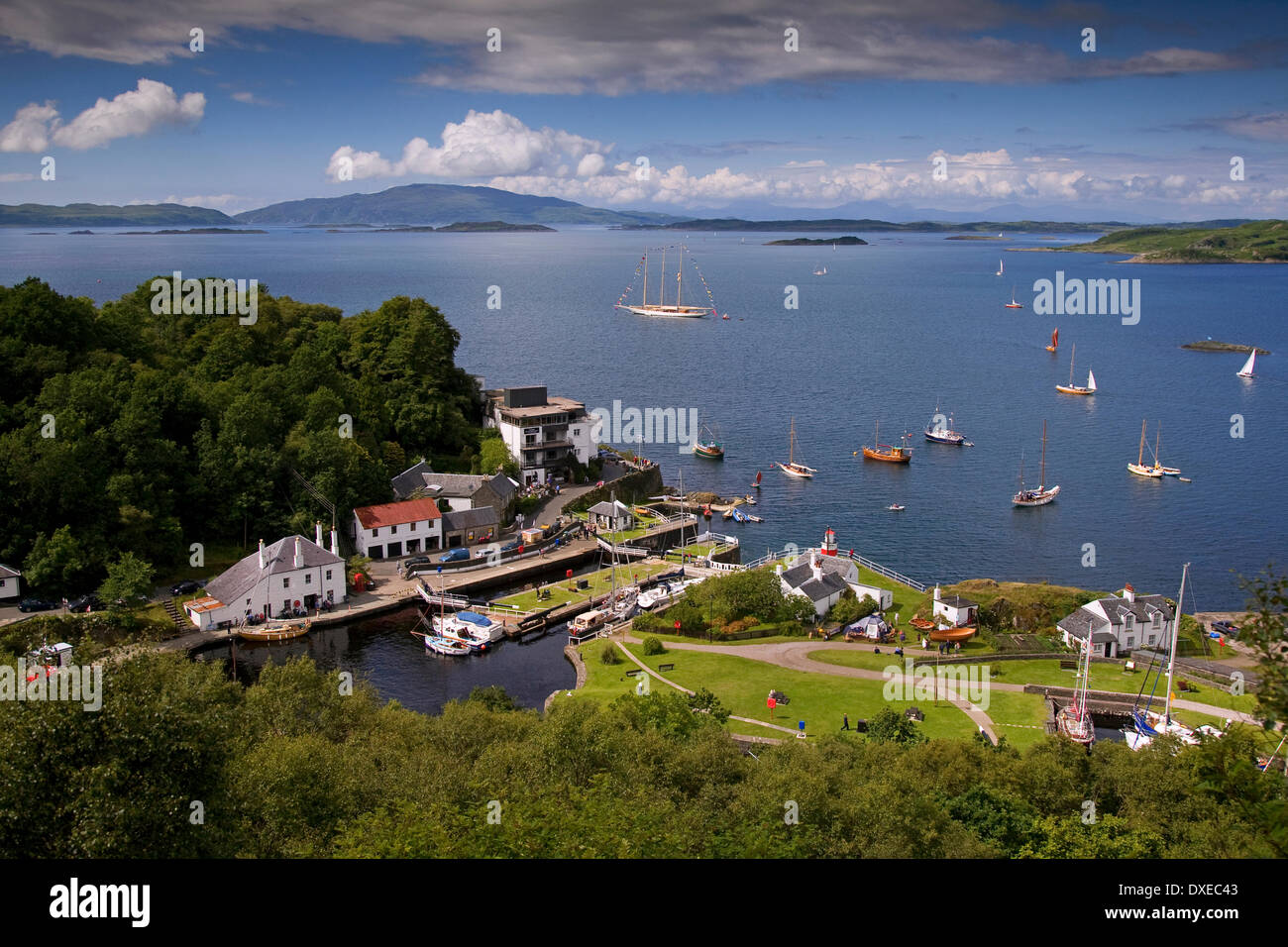 Crinan harbour hi-res stock photography and images - Alamy