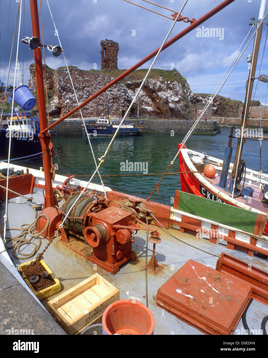 Dunbar castle from busy harbour hi-res stock photography and images - Alamy