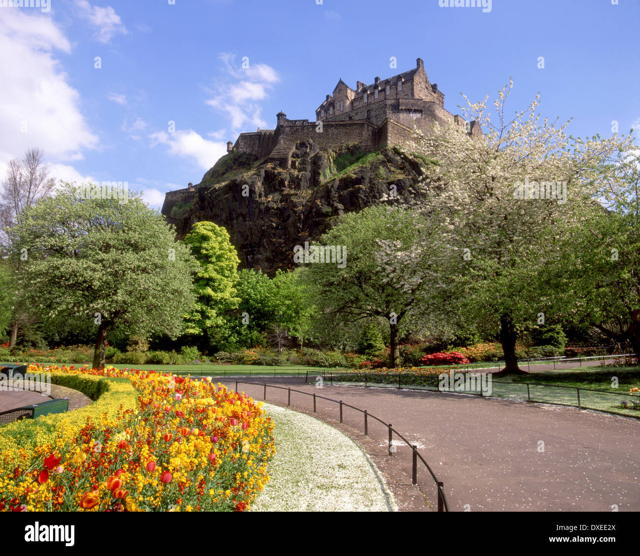 edinburgh castle from princes street gardens Stock Photo - Alamy
