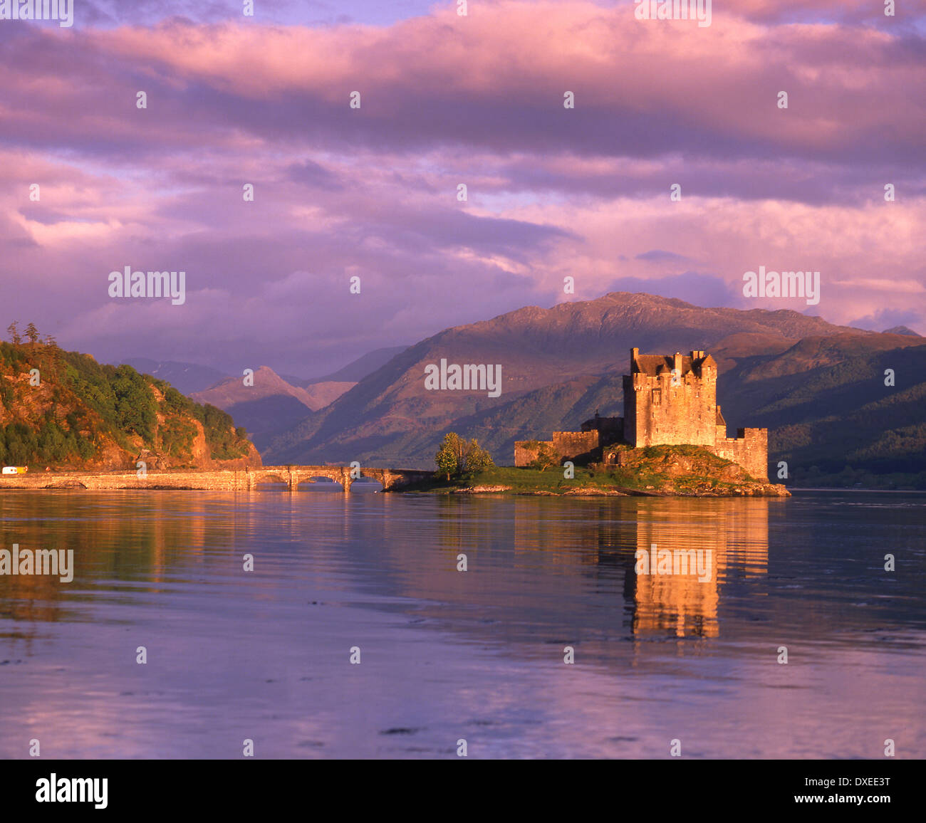 Evening light strikes Eilean Donan castle, Loch Duich Stock Photo - Alamy