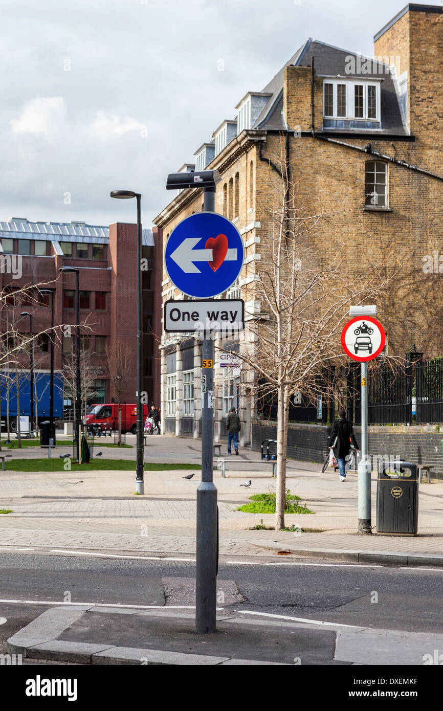 One way traffic sign uk hi-res stock photography and images - Alamy