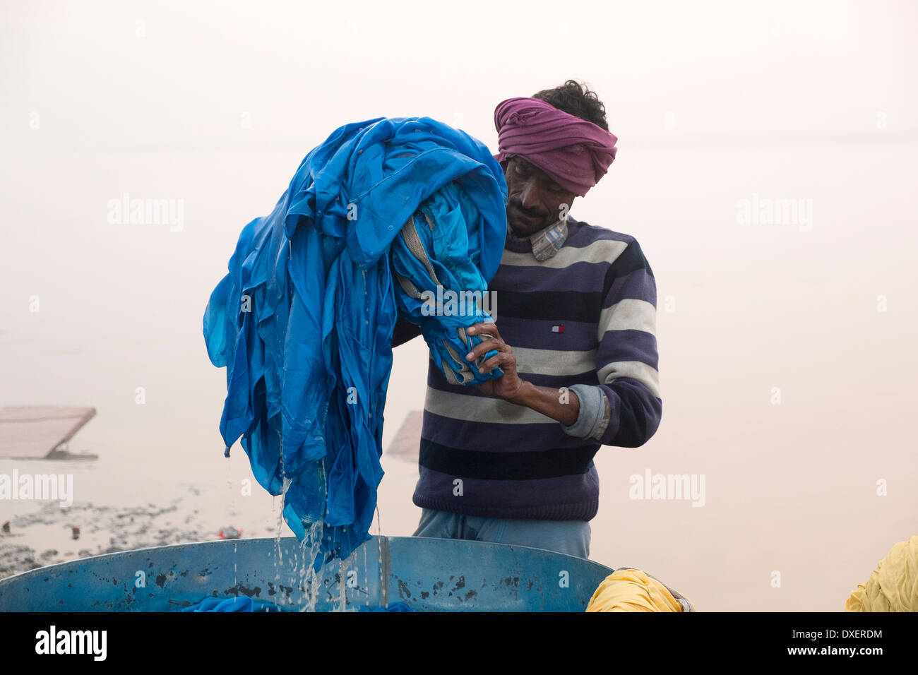 India, Uttar Pradesh, Agra, dhobi-wallahs cleaning sheets in river ...