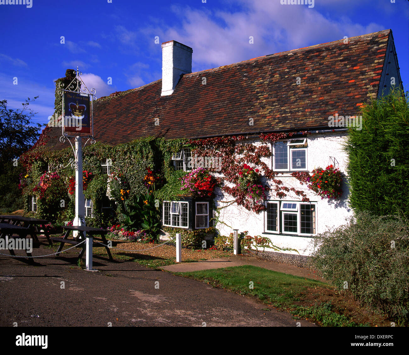 Old english inns hi-res stock photography and images - Alamy