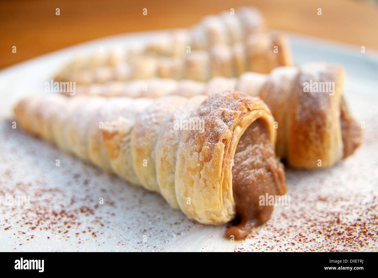 Cream horn hi-res stock photography and images - Alamy