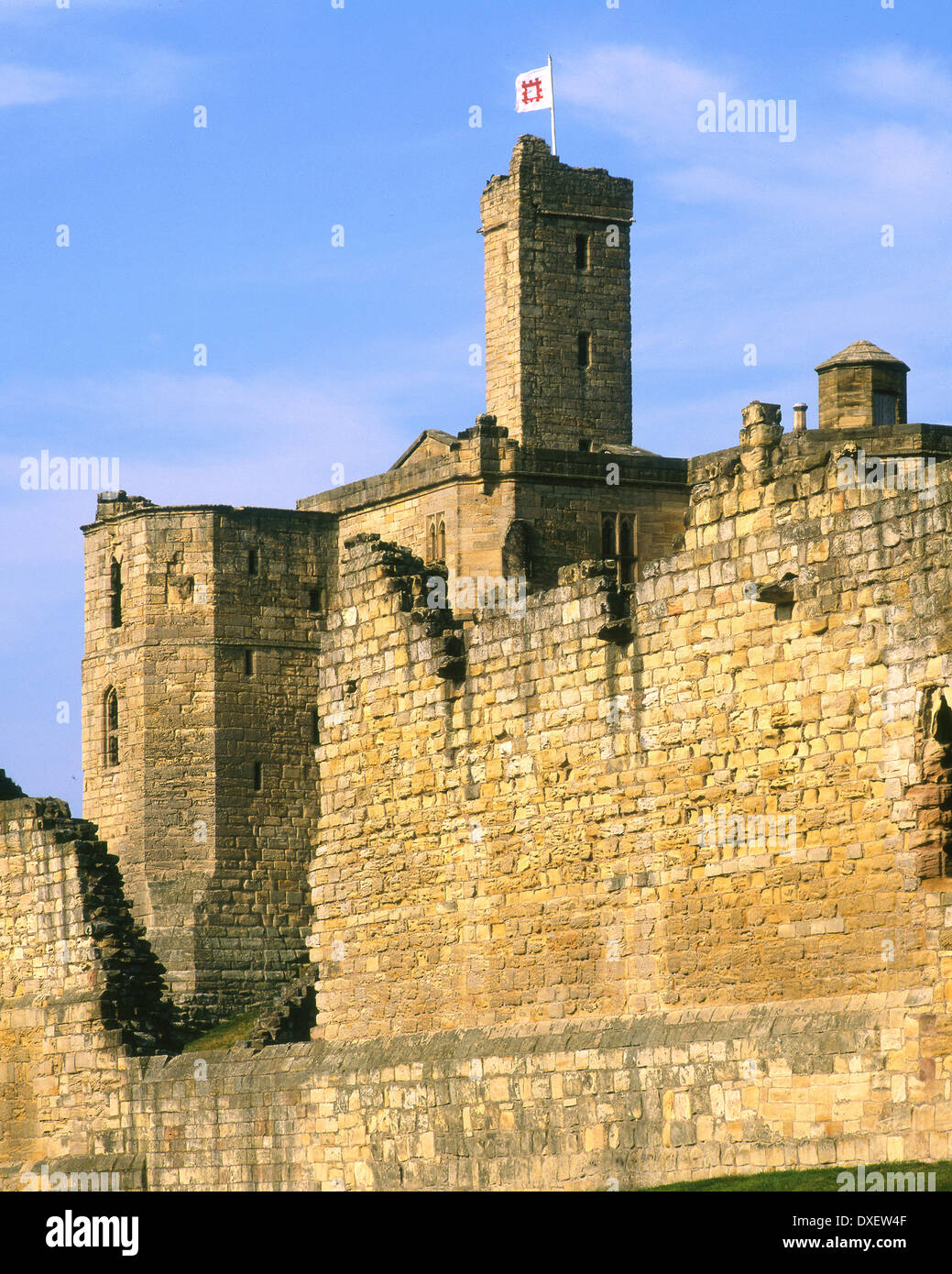 Medieval english castle ruins hi-res stock photography and images - Alamy