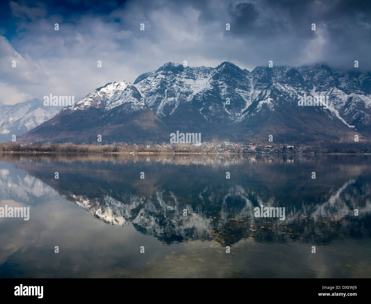 India, Kashmir, Srinagar, Zabarwan mountains surrounding Dal Lake Stock ...