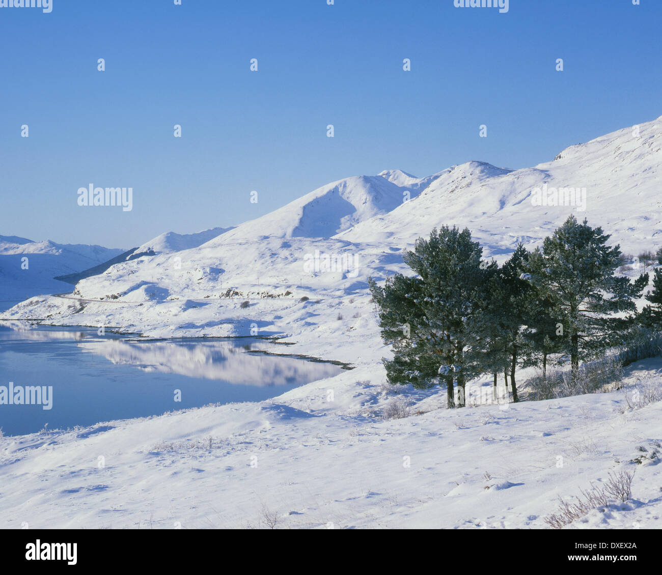 Winter wonderland of Loch Clunie nr Glen Shiel, Scottish Highlands ...