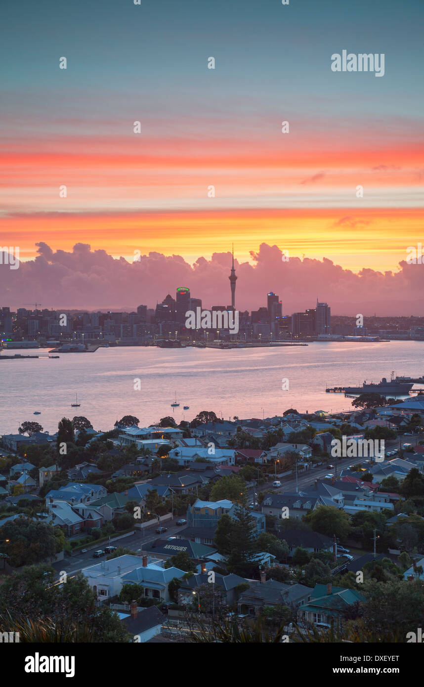 Auckland skyline at sunset hi-res stock photography and images - Alamy