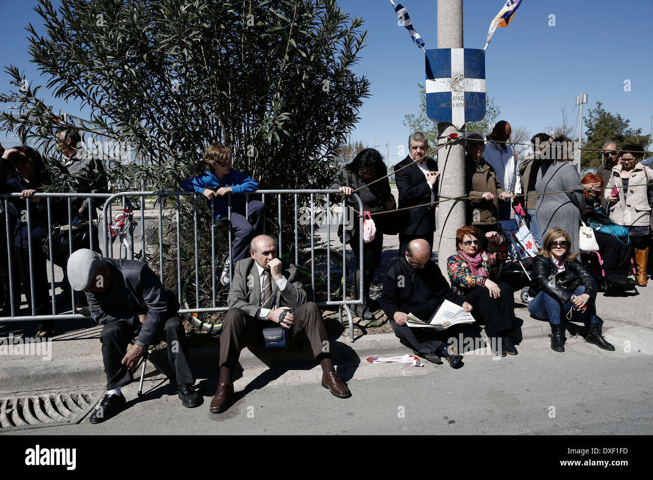 Thessaloniki, Greece. 25th Mar, 2014. People gathered to watch the ...