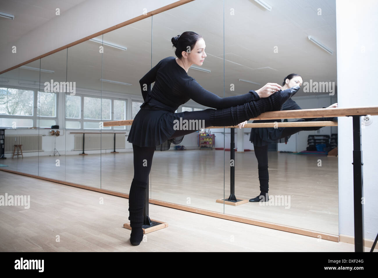 Female theater artist dancing hi-res stock photography and images - Alamy