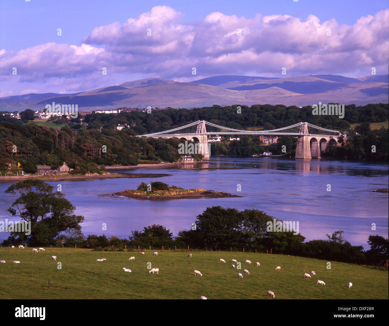 The Menai Bridge that spans the Menai Straits, Anglesay, Wale Stock ...