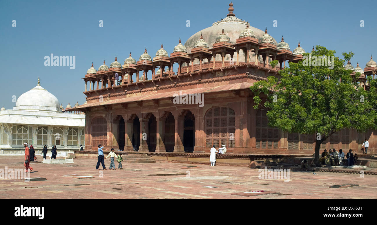 Tomb of Sheikh Salim Chishti in the Jami Masjid Mosque complex in ...