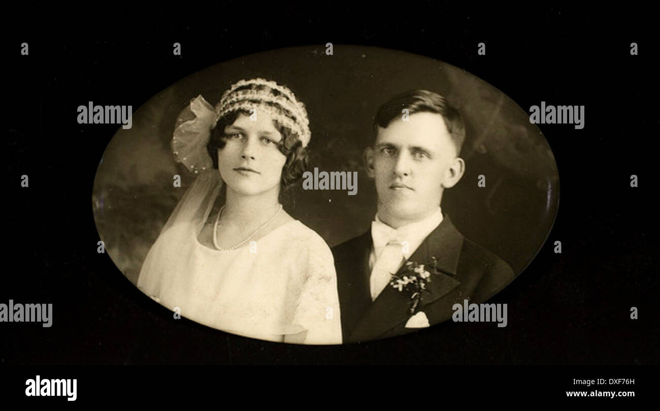 Vintage bride and groom hi-res stock photography and images - Alamy