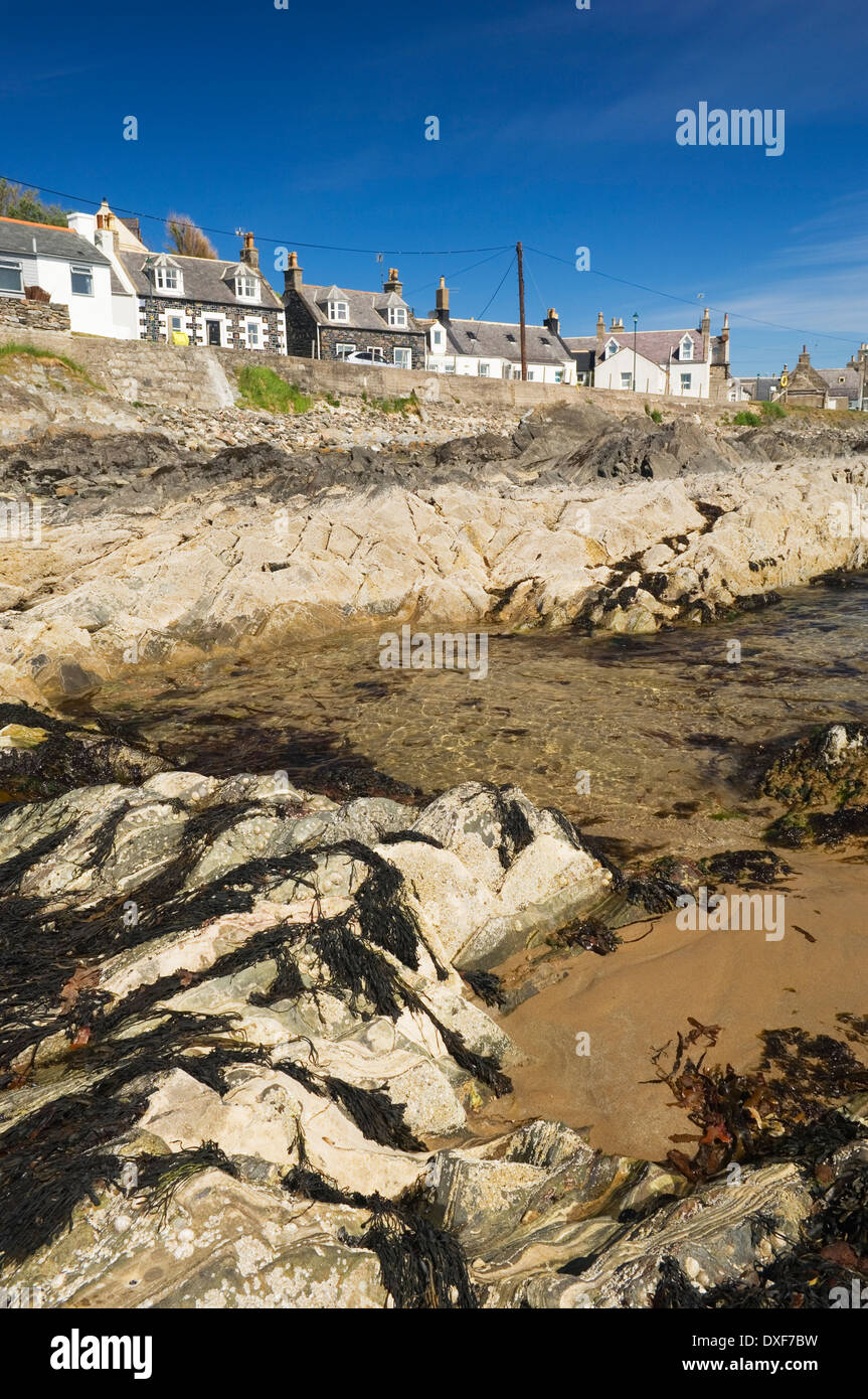 Sandend village houses rocks beach hi-res stock photography and images ...