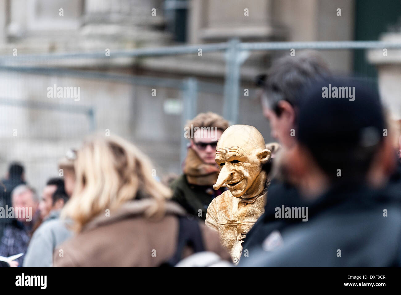Living statue and gold hi-res stock photography and images - Alamy