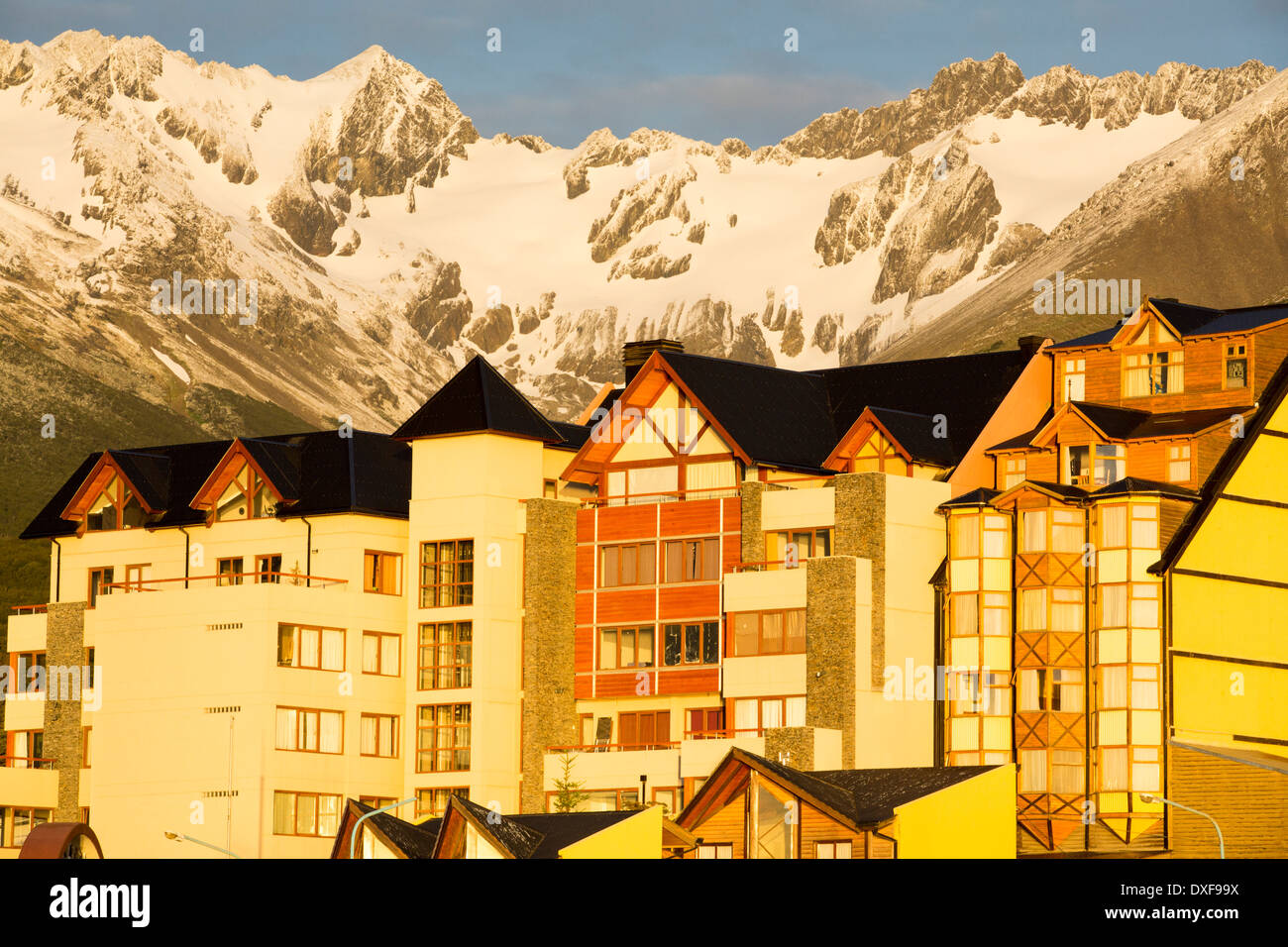 Red starting blocks hi-res stock photography and images - Alamy