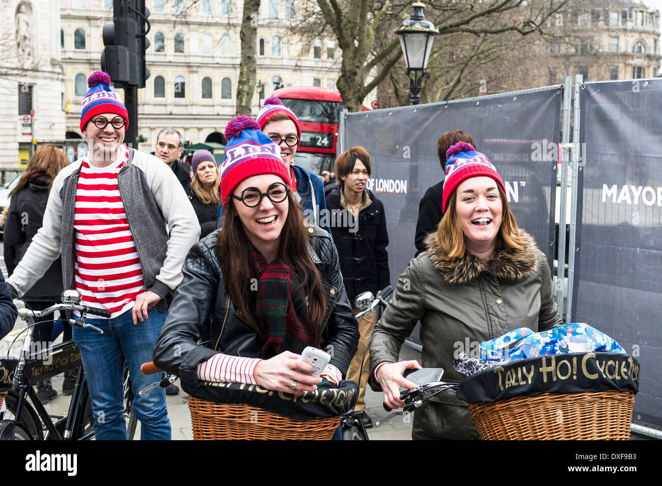 Tourists wearing hats hi-res stock photography and images - Alamy