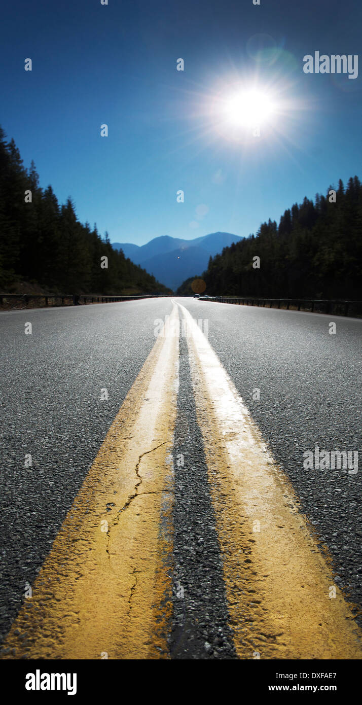 Two lane divided highway hi-res stock photography and images - Alamy