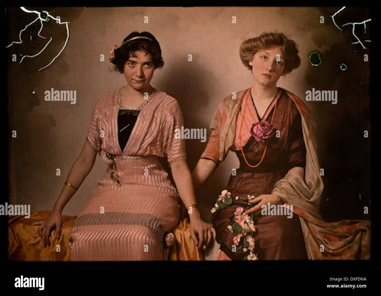 Two seated women hi-res stock photography and images - Alamy