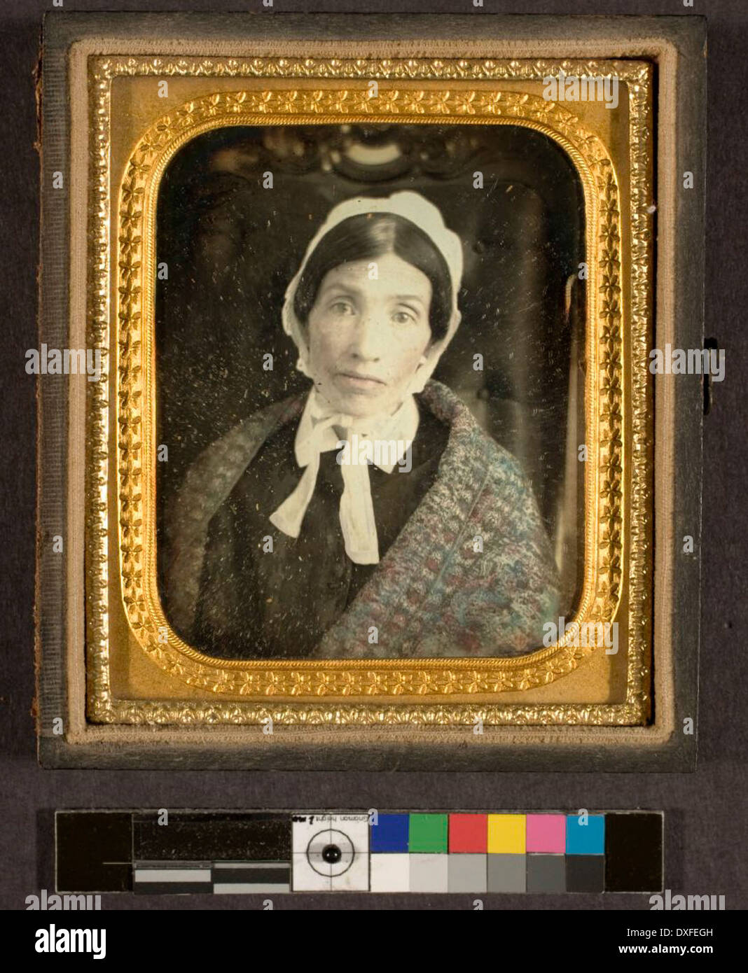 Posed full face wearing shawl and bonnet hi-res stock photography and ...